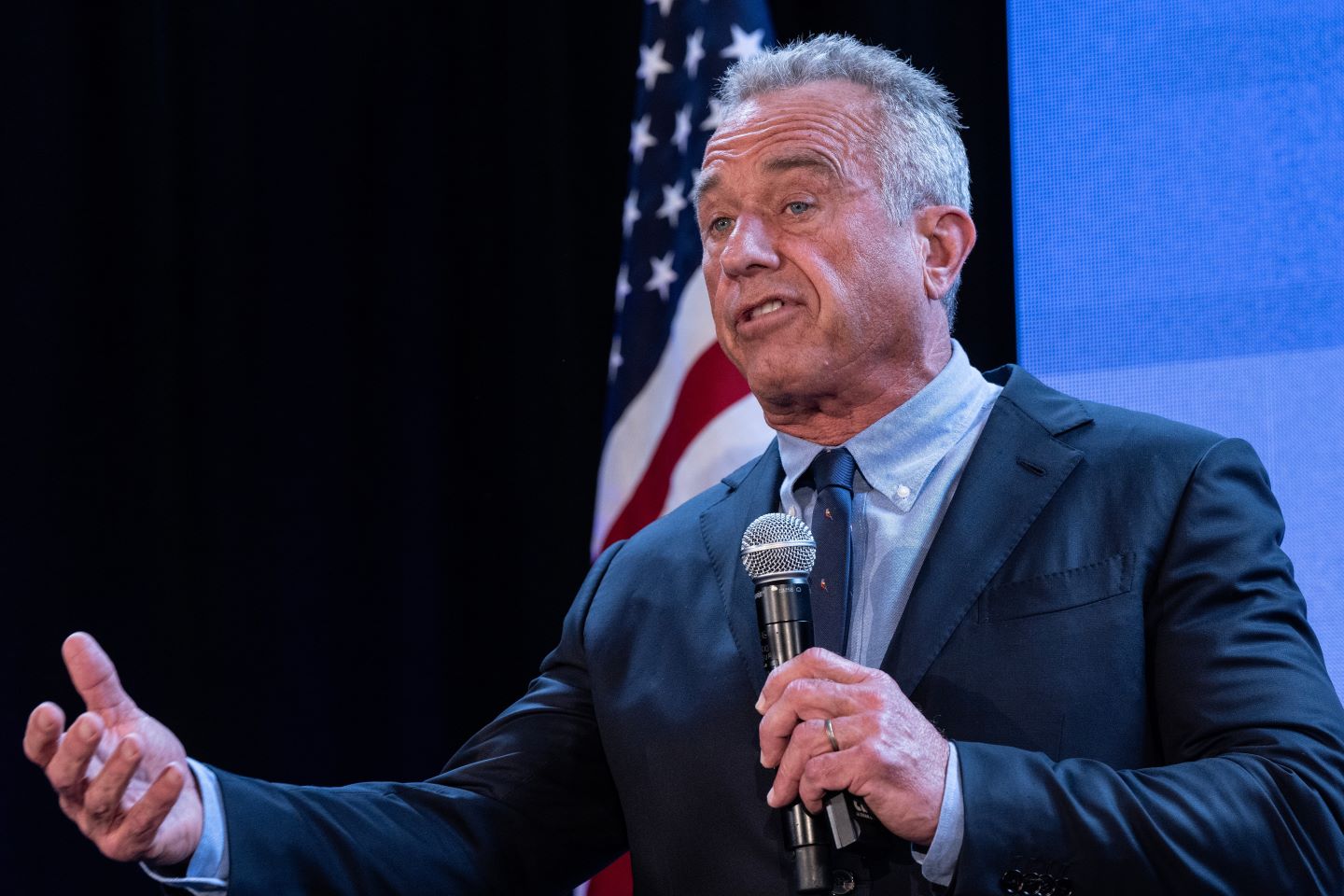 Over 1,000 HHS staffers call for RFK Jr’s resignation - Medical Device ...